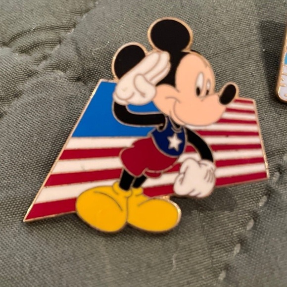 Disney | Jewelry | Disneys Mickey Mouse Saluting With The American Flag ...